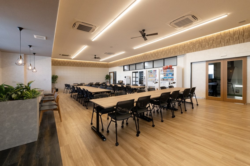 食堂のリニューアルで、外国人従業員も利用しやすい食堂を実現 | 浜松オフィスづくり.com